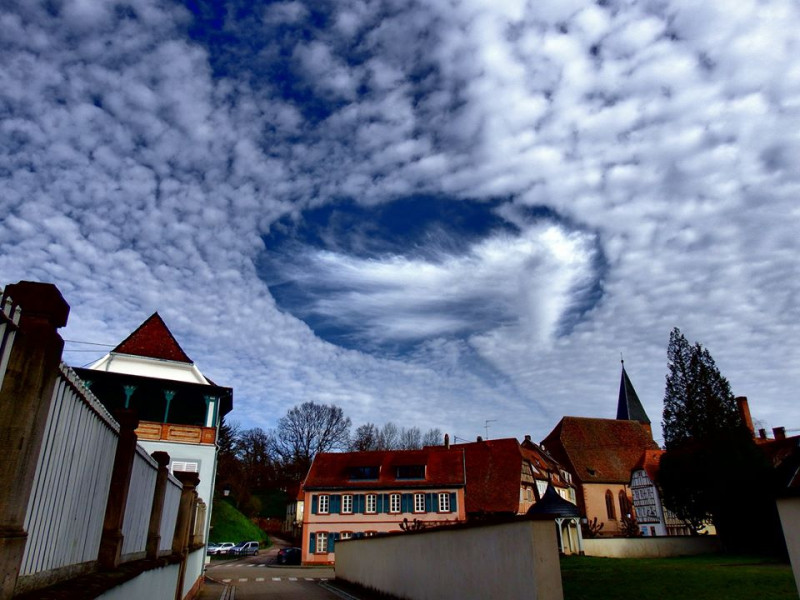 Lyukas felhők jelentek meg az égen Németországban | FÉNYÖRVÉNY