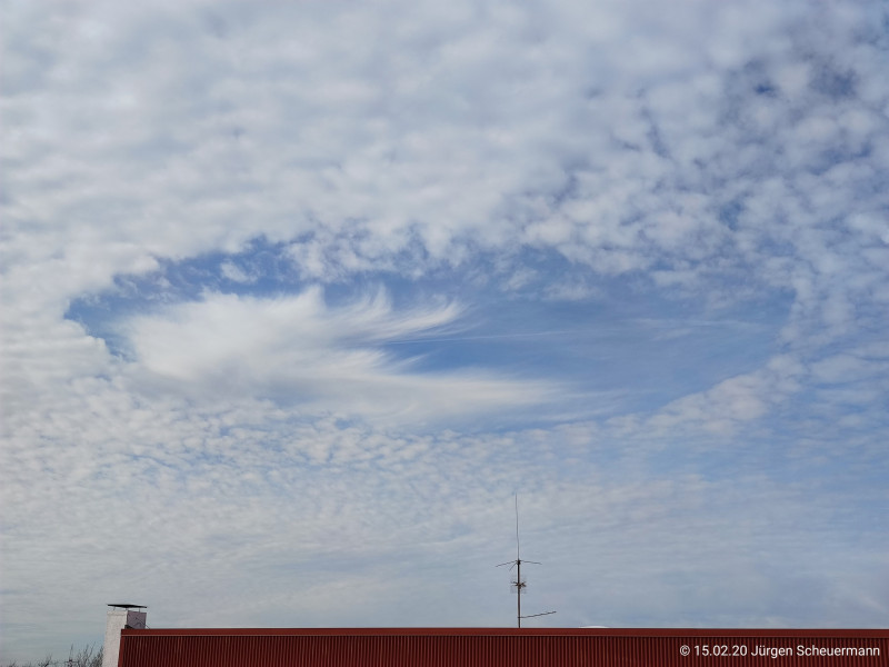 Lyukas felhők jelentek meg az égen Németországban | FÉNYÖRVÉNY